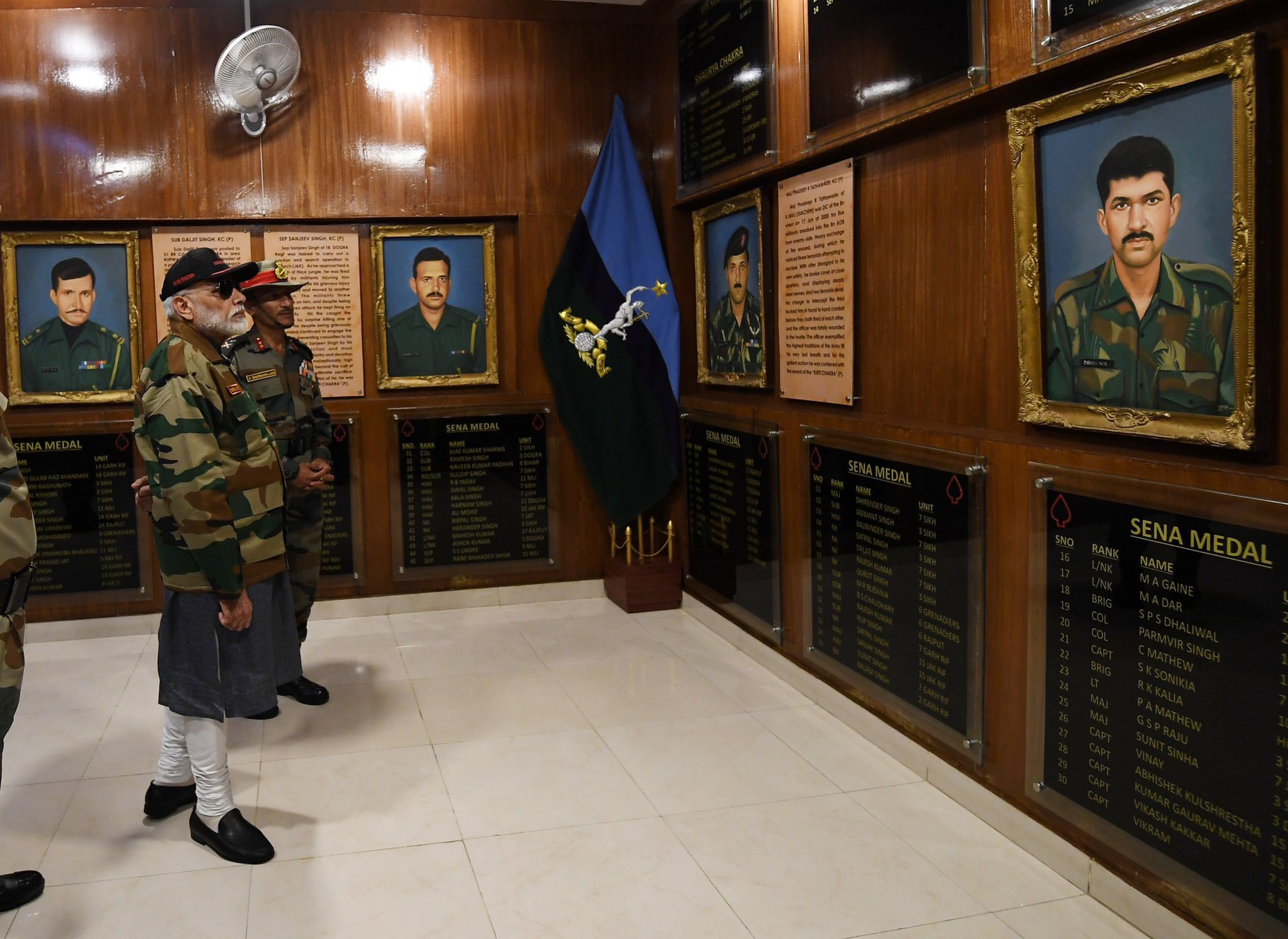 Unseen Pictures Of PM Narendra Modi With Brave Soldiers | DDE