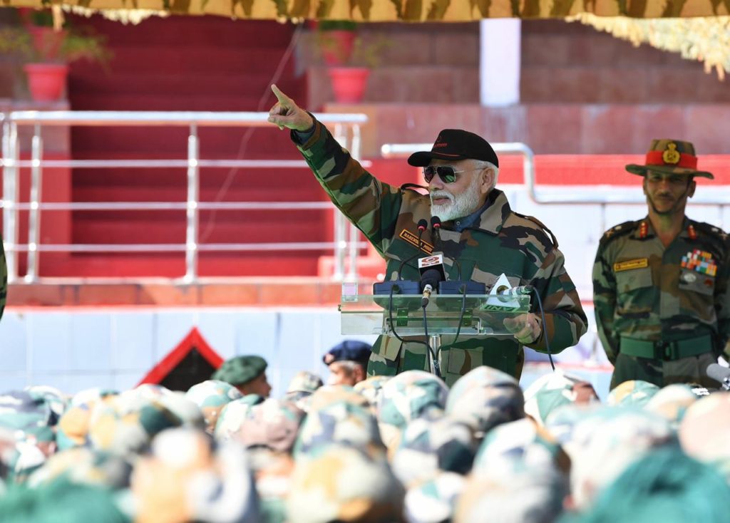 Unseen Pictures Of PM Narendra Modi With Brave Soldiers | DDE